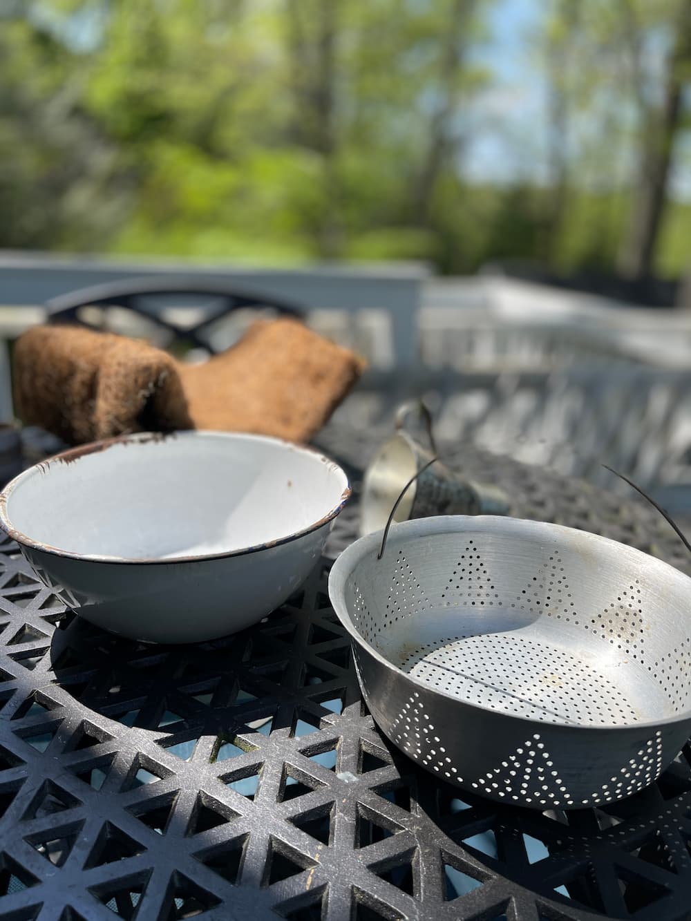 HOW TO USE VINTAGE CONTAINERS TO CREATE A UNIQUE GARDEN - Saved from ...